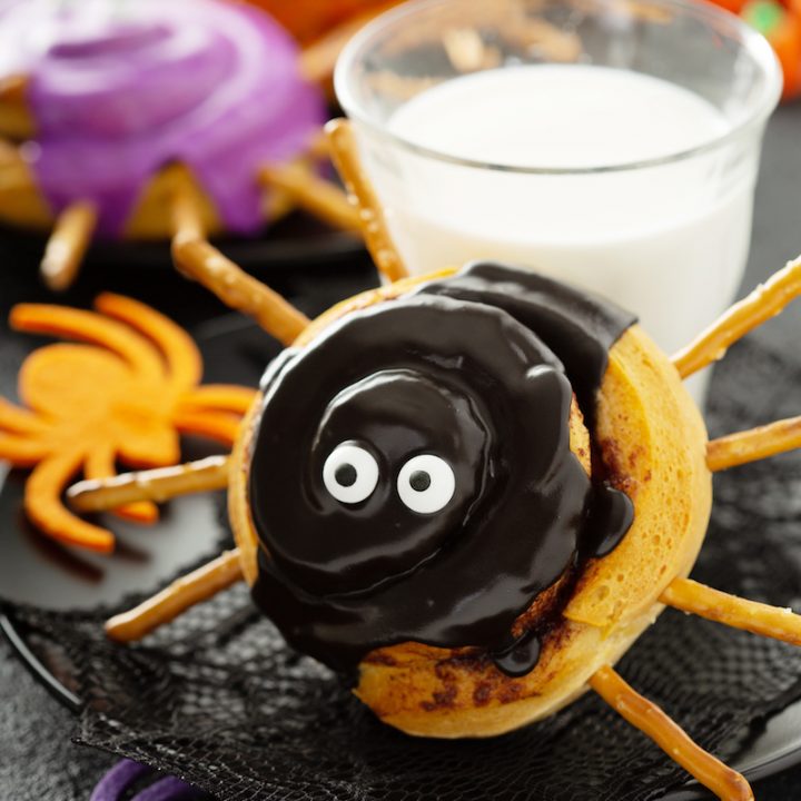 Halloween Spider Cinnamon Roll Breakfast Idea | The Novice Chef