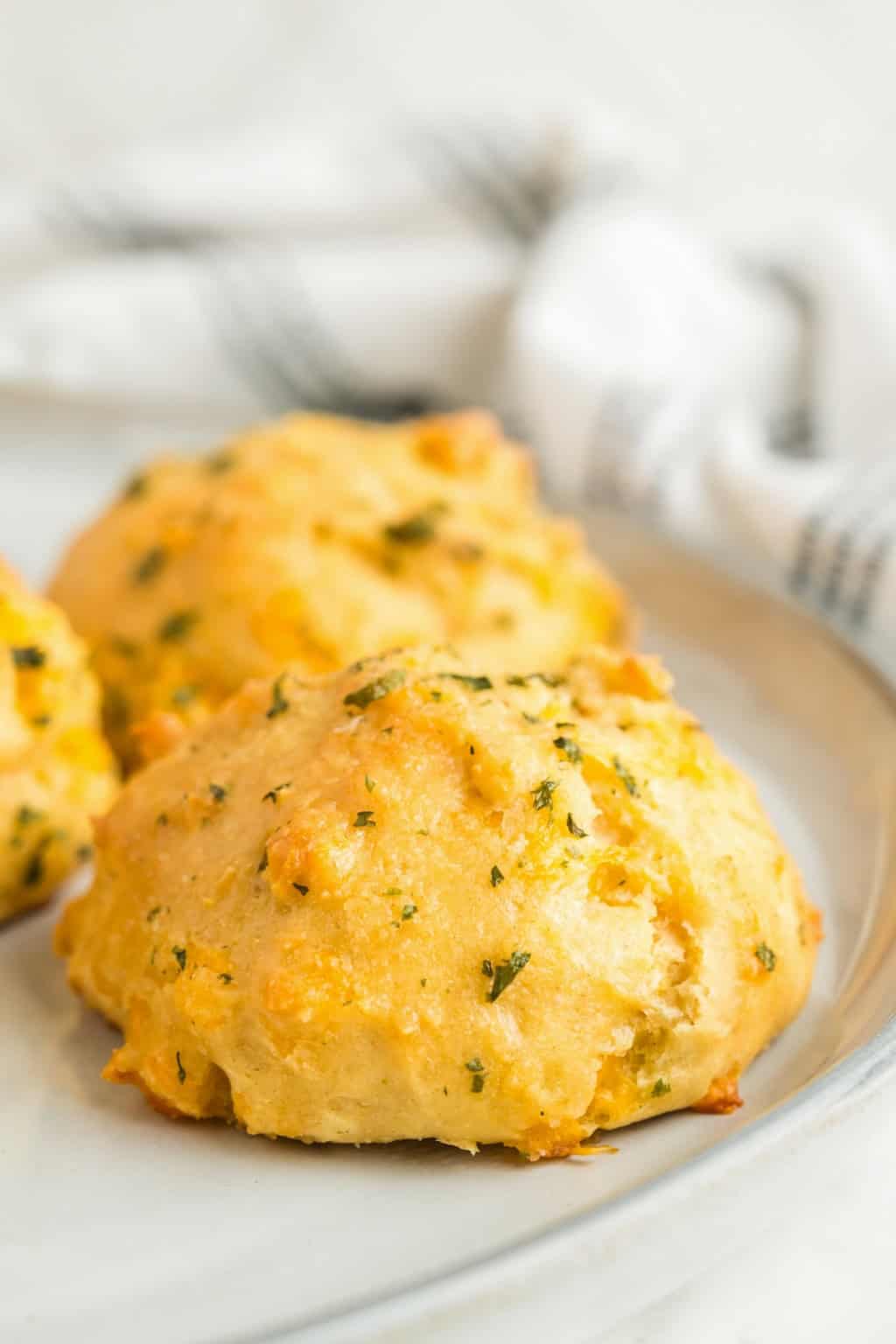 Garlic Cheddar Biscuits (Cheddar Bay Biscuit Recipe)